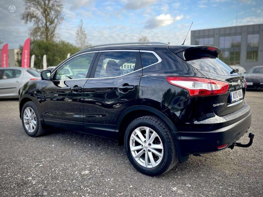 Black Nissan Qashqai 2015 in Vilnius, with an engine capacity of 1.20 L and mileage of 122 thousand km for 10999 €, photo 3 on AUTOMOTO.COM.LV