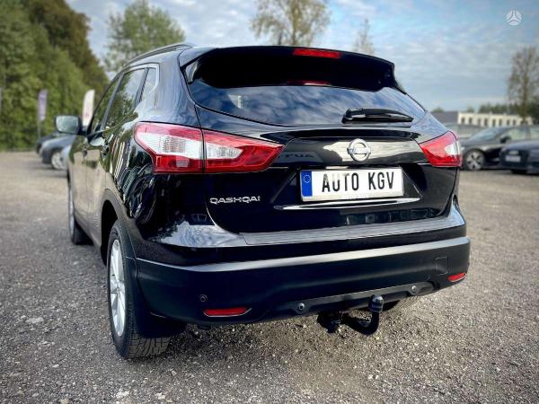 Black Nissan Qashqai 2015 in Vilnius, with an engine capacity of 1.20 L and mileage of 122 thousand km for 10999 €, photo 4 on AUTOMOTO.COM.LV