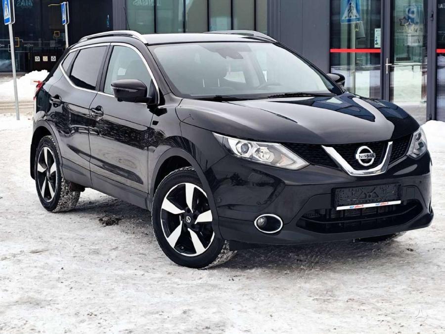 Black Nissan Qashqai 2015 in Siauliai, with an engine capacity of 1.60 L and mileage of 200 thousand km for 8950 €, photo 1 on AUTOMOTO.COM.LV
