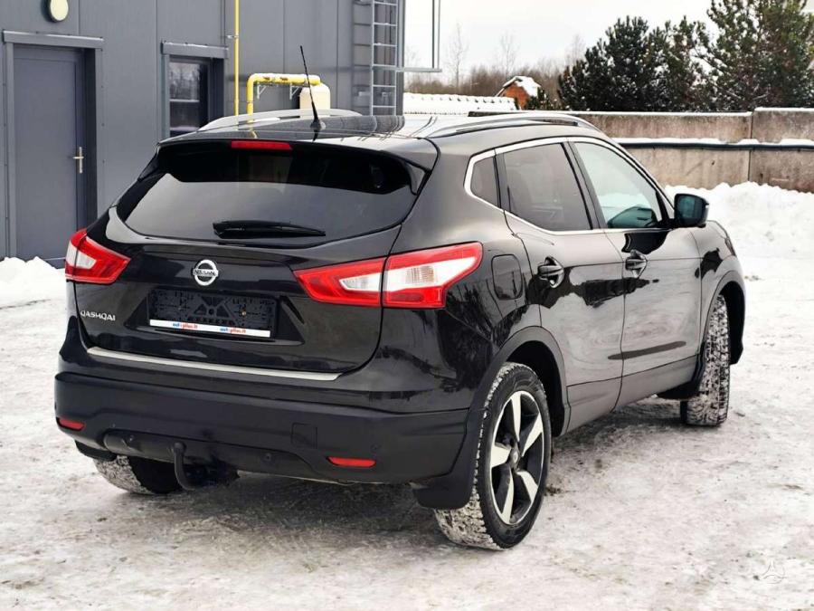 Black Nissan Qashqai 2015 in Siauliai, with an engine capacity of 1.60 L and mileage of 200 thousand km for 8950 €, photo 5 on AUTOMOTO.COM.LV