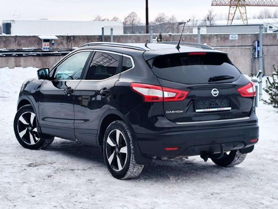 Black Nissan Qashqai 2015 in Siauliai, with an engine capacity of 1.60 L and mileage of 200 thousand km for 8950 €, photo 6 on AUTOMOTO.COM.LV