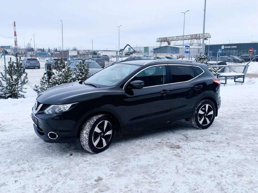 Black Nissan Qashqai 2015 in Siauliai, with an engine capacity of 1.60 L and mileage of 200 thousand km for 8950 €, photo 7 on AUTOMOTO.COM.LV