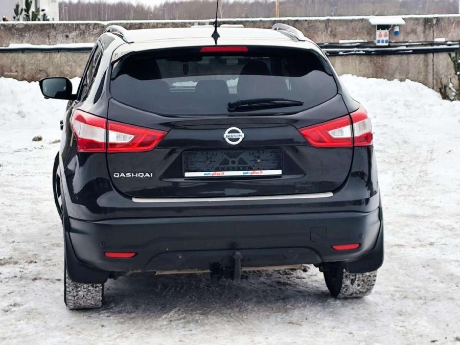 Black Nissan Qashqai 2015 in Siauliai, with an engine capacity of 1.60 L and mileage of 200 thousand km for 8950 €, photo 9 on AUTOMOTO.COM.LV