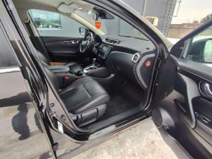 Black Nissan Qashqai 2015 in Siauliai, with an engine capacity of 1.60 L and mileage of 200 thousand km for 8950 €, photo 11 on AUTOMOTO.COM.LV