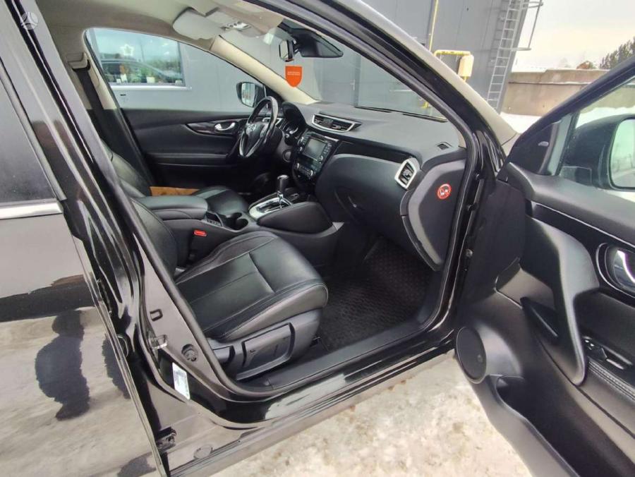 Black Nissan Qashqai 2015 in Siauliai, with an engine capacity of 1.60 L and mileage of 200 thousand km for 8950 €, photo 11 on AUTOMOTO.COM.LV