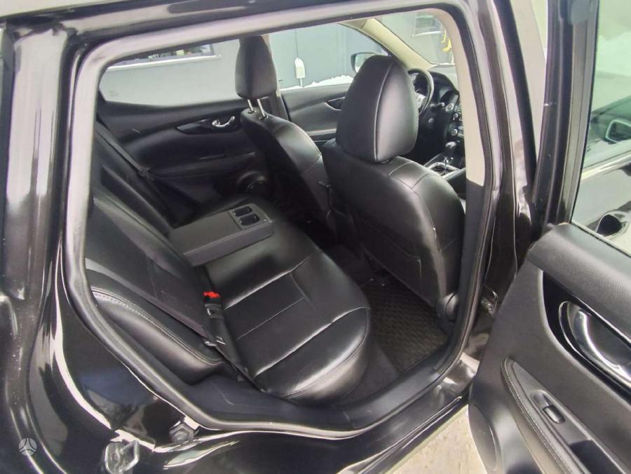 Black Nissan Qashqai 2015 in Siauliai, with an engine capacity of 1.60 L and mileage of 200 thousand km for 8950 €, photo 16 on AUTOMOTO.COM.LV