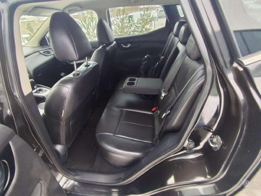 Black Nissan Qashqai 2015 in Siauliai, with an engine capacity of 1.60 L and mileage of 200 thousand km for 8950 €, photo 17 on AUTOMOTO.COM.LV