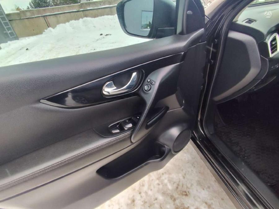 Black Nissan Qashqai 2015 in Siauliai, with an engine capacity of 1.60 L and mileage of 200 thousand km for 8950 €, photo 19 on AUTOMOTO.COM.LV