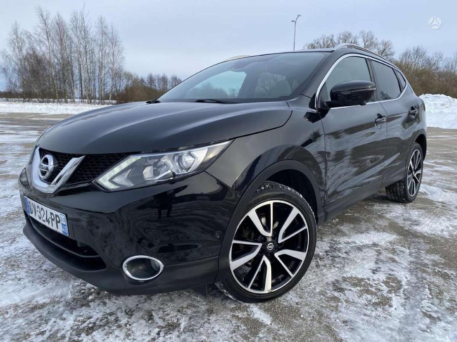 Black Nissan Qashqai 2015 in Taurage, with an engine capacity of 1.60 L and mileage of 213 thousand km for 7950 €, photo 1 on AUTOMOTO.COM.LV