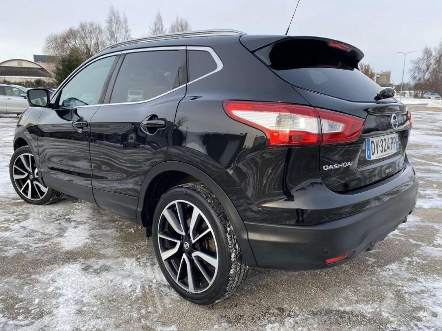 Black Nissan Qashqai 2015 in Taurage, with an engine capacity of 1.60 L and mileage of 213 thousand km for 7950 €, photo 3 on AUTOMOTO.COM.LV