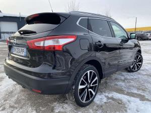 Black Nissan Qashqai 2015 in Taurage, with an engine capacity of 1.60 L and mileage of 213 thousand km for 7950 €, photo 4 on AUTOMOTO.COM.LV