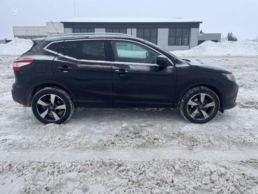 Black Nissan Qashqai 2015 in Panevezys, with an engine capacity of 1.46 L and mileage of 240 thousand km for 7000 €, photo 4 on AUTOMOTO.COM.LV