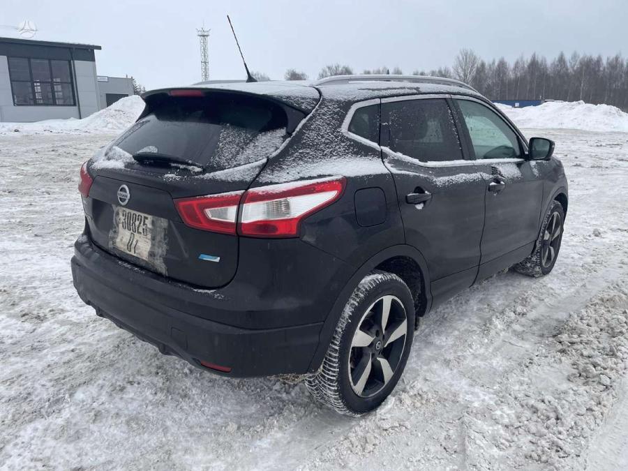 Black Nissan Qashqai 2015 in Panevezys, with an engine capacity of 1.46 L and mileage of 240 thousand km for 7000 €, photo 7 on AUTOMOTO.COM.LV