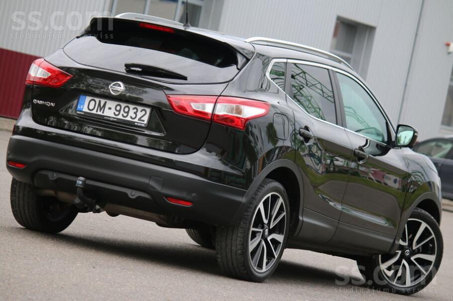 Black Nissan Qashqai 2015 in Riga, with an engine capacity of 1.60 L and mileage of 0 thousand km for 9990 €, photo 3 on AUTOMOTO.COM.LV