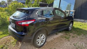 Black Nissan Qashqai 2015 in Jelgava, with an engine capacity of 1.60 L and mileage of 180 thousand km for 6400 €, photo  on AUTOMOTO.COM.LV