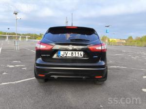 Black Nissan Qashqai 2015 in Riga, with an engine capacity of 1.50 L and mileage of 222 thousand km for 7900 €, photo 6 on AUTOMOTO.COM.LV