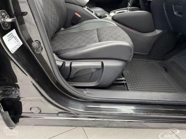 Black Nissan Qashqai 2015 in Avizieniai, with an engine capacity of 1.60 L and mileage of 229 thousand km for 9500 €, photo 6 on AUTOMOTO.COM.LV