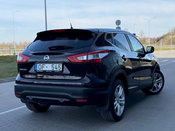 Black Nissan Qashqai 2015 in Rezekne, with an engine capacity of 1.60 L and mileage of 170 thousand km for 9490 €, photo 6 on AUTOMOTO.COM.LV