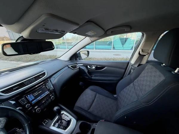 Black Nissan Qashqai 2015 in Rezekne, with an engine capacity of 1.60 L and mileage of 170 thousand km for 9490 €, photo 8 on AUTOMOTO.COM.LV
