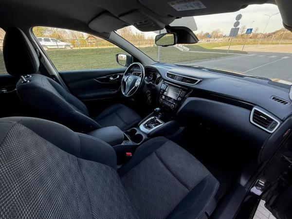 Black Nissan Qashqai 2015 in Rezekne, with an engine capacity of 1.60 L and mileage of 170 thousand km for 9490 €, photo 10 on AUTOMOTO.COM.LV