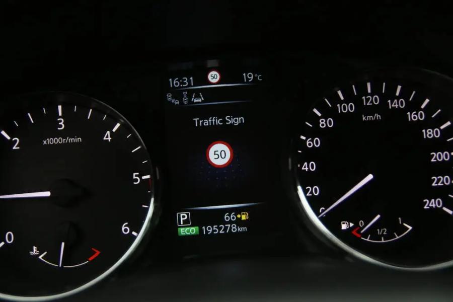 Melns Nissan Qashqai 2015 Rīga, ar dzinēja tilpumu 1.60 L un nobraukumu 195 tūkst. km par 9990 €, foto 11 vietnē AUTOMOTO.COM.LV