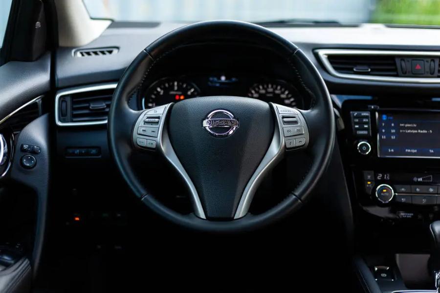 Melns Nissan Qashqai 2015 Rīga, ar dzinēja tilpumu 1.60 L un nobraukumu 170 tūkst. km par 10995 €, foto 26 vietnē AUTOMOTO.COM.LV