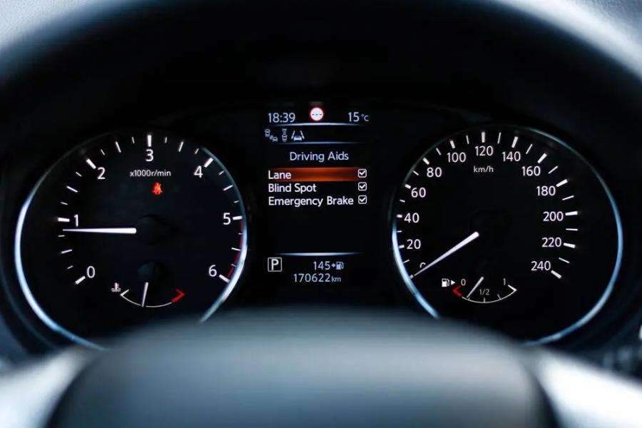 Melns Nissan Qashqai 2015 Rīga, ar dzinēja tilpumu 1.60 L un nobraukumu 170 tūkst. km par 10995 €, foto 29 vietnē AUTOMOTO.COM.LV