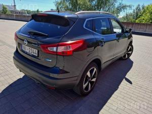 Black Nissan Qashqai 2015 in Riga, with an engine capacity of 1.50 L and mileage of 199 thousand km for 8390 €, photo 6 on AUTOMOTO.COM.LV