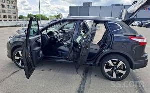 Black Nissan Qashqai 2015 in Riga, with an engine capacity of 1.50 L and mileage of 199 thousand km for 8390 €, photo 19 on AUTOMOTO.COM.LV