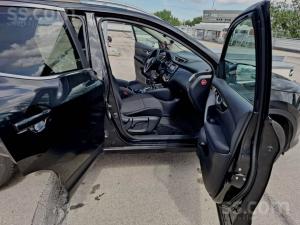 Black Nissan Qashqai 2015 in Riga, with an engine capacity of 1.50 L and mileage of 199 thousand km for 8390 €, photo 20 on AUTOMOTO.COM.LV