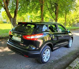 Black Nissan Qashqai 2015 in Siauliai, with an engine capacity of 1.60 L and mileage of 303 thousand km for 6990 €, photo 7 on AUTOMOTO.COM.LV
