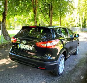 Black Nissan Qashqai 2015 in Siauliai, with an engine capacity of 1.60 L and mileage of 303 thousand km for 6990 €, photo 8 on AUTOMOTO.COM.LV