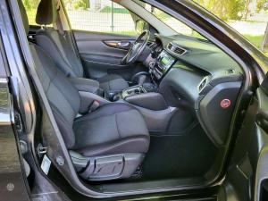Black Nissan Qashqai 2015 in Siauliai, with an engine capacity of 1.60 L and mileage of 303 thousand km for 6990 €, photo 9 on AUTOMOTO.COM.LV