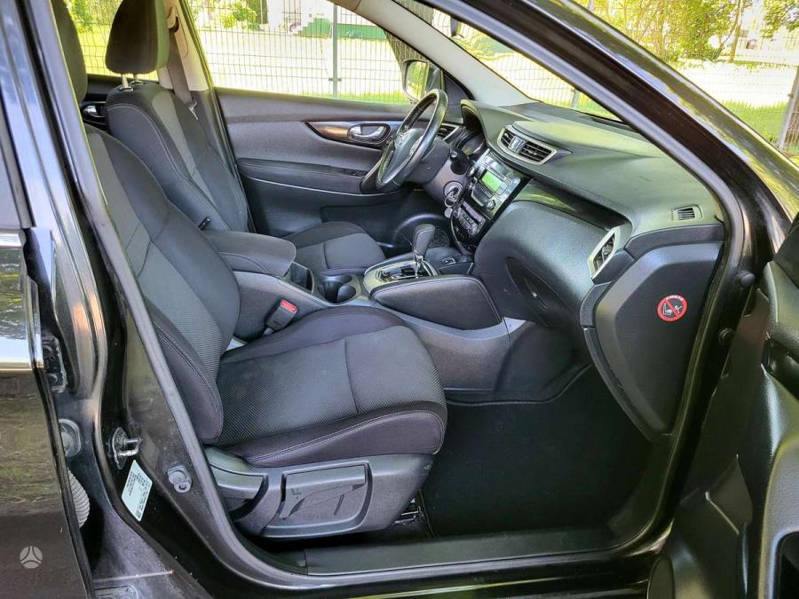 Black Nissan Qashqai 2015 in Siauliai, with an engine capacity of 1.60 L and mileage of 303 thousand km for 6990 €, photo 9 on AUTOMOTO.COM.LV