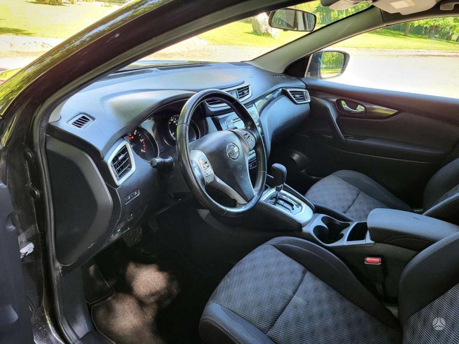 Black Nissan Qashqai 2015 in Siauliai, with an engine capacity of 1.60 L and mileage of 303 thousand km for 6990 €, photo 10 on AUTOMOTO.COM.LV