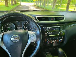 Black Nissan Qashqai 2015 in Siauliai, with an engine capacity of 1.60 L and mileage of 303 thousand km for 6990 €, photo 12 on AUTOMOTO.COM.LV