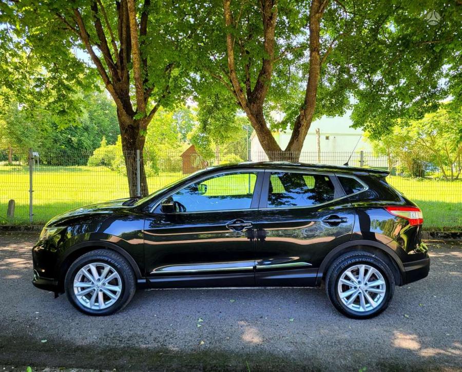 Black Nissan Qashqai 2015 in Siauliai, with an engine capacity of 1.60 L and mileage of 303 thousand km for 6990 €, photo 16 on AUTOMOTO.COM.LV