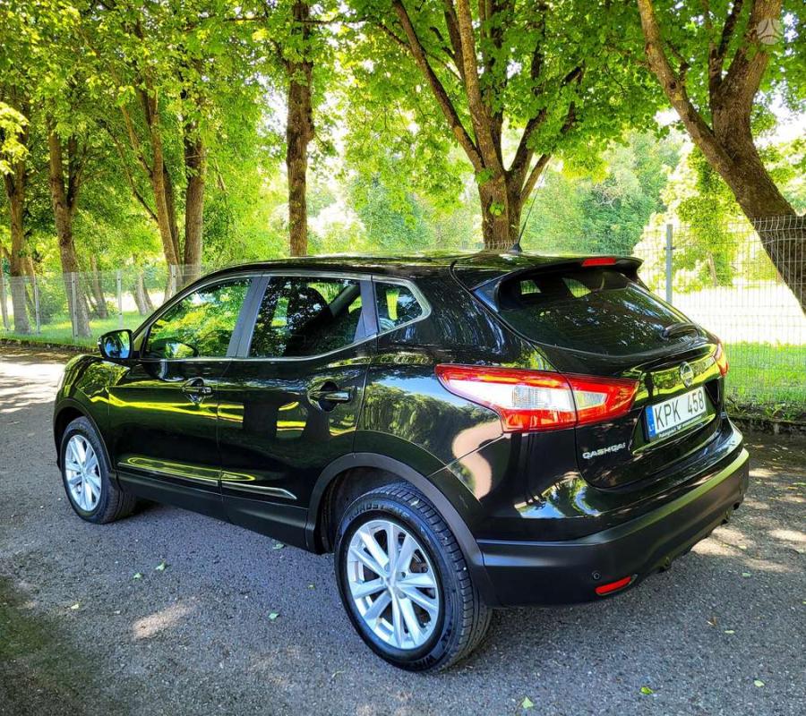 Black Nissan Qashqai 2015 in Siauliai, with an engine capacity of 1.60 L and mileage of 303 thousand km for 6990 €, photo 17 on AUTOMOTO.COM.LV