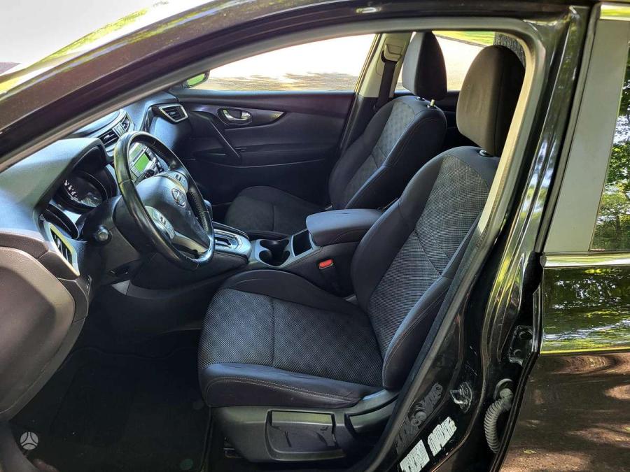 Black Nissan Qashqai 2015 in Siauliai, with an engine capacity of 1.60 L and mileage of 303 thousand km for 6990 €, photo 20 on AUTOMOTO.COM.LV