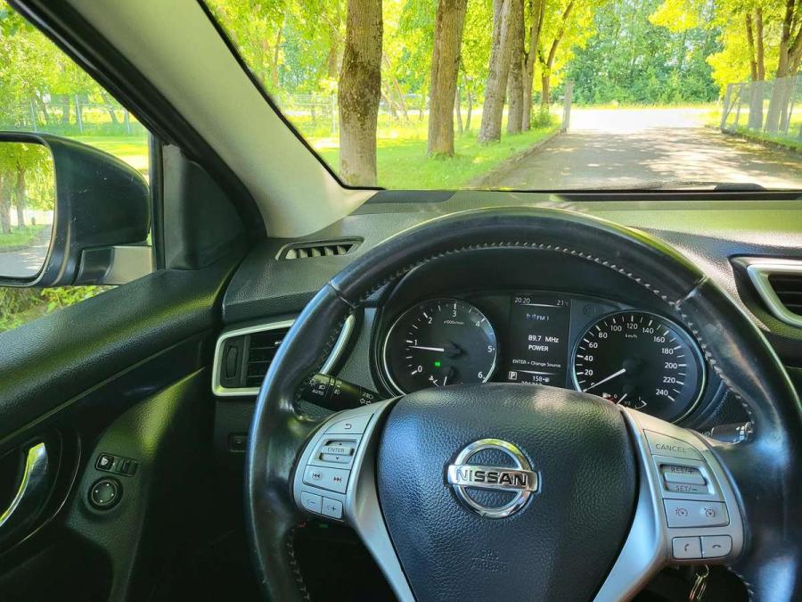 Black Nissan Qashqai 2015 in Siauliai, with an engine capacity of 1.60 L and mileage of 303 thousand km for 6990 €, photo 22 on AUTOMOTO.COM.LV