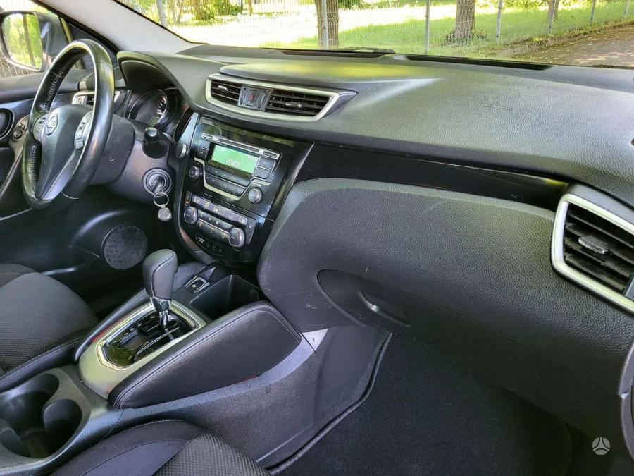 Black Nissan Qashqai 2015 in Siauliai, with an engine capacity of 1.60 L and mileage of 303 thousand km for 6990 €, photo 23 on AUTOMOTO.COM.LV