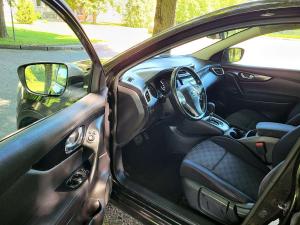 Black Nissan Qashqai 2015 in Siauliai, with an engine capacity of 1.60 L and mileage of 303 thousand km for 6990 €, photo 25 on AUTOMOTO.COM.LV