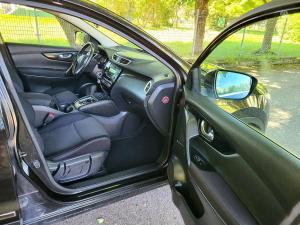 Black Nissan Qashqai 2015 in Siauliai, with an engine capacity of 1.60 L and mileage of 303 thousand km for 6990 €, photo 26 on AUTOMOTO.COM.LV