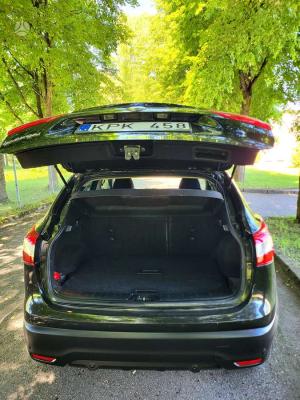 Black Nissan Qashqai 2015 in Siauliai, with an engine capacity of 1.60 L and mileage of 303 thousand km for 6990 €, photo 27 on AUTOMOTO.COM.LV