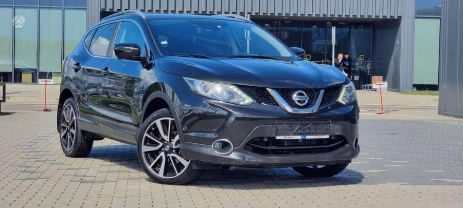 Black Nissan Qashqai 2015 in Siauliai, with an engine capacity of 1.60 L and mileage of 202 thousand km for 8800 €, photo 1 on AUTOMOTO.COM.LV