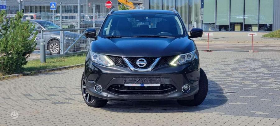 Black Nissan Qashqai 2015 in Siauliai, with an engine capacity of 1.60 L and mileage of 202 thousand km for 8800 €, photo 3 on AUTOMOTO.COM.LV