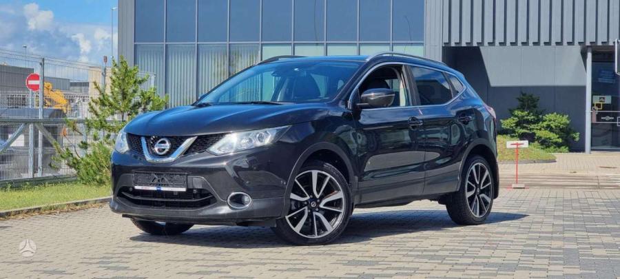 Black Nissan Qashqai 2015 in Siauliai, with an engine capacity of 1.60 L and mileage of 202 thousand km for 8800 €, photo 4 on AUTOMOTO.COM.LV
