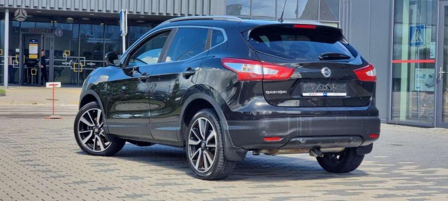 Black Nissan Qashqai 2015 in Siauliai, with an engine capacity of 1.60 L and mileage of 202 thousand km for 8800 €, photo 6 on AUTOMOTO.COM.LV