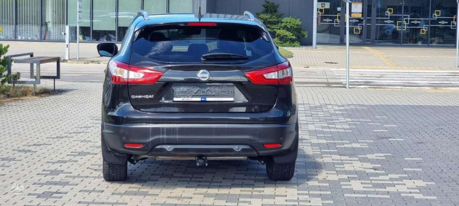 Black Nissan Qashqai 2015 in Siauliai, with an engine capacity of 1.60 L and mileage of 202 thousand km for 8800 €, photo 7 on AUTOMOTO.COM.LV