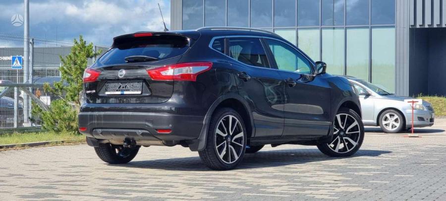 Black Nissan Qashqai 2015 in Siauliai, with an engine capacity of 1.60 L and mileage of 202 thousand km for 8800 €, photo 8 on AUTOMOTO.COM.LV